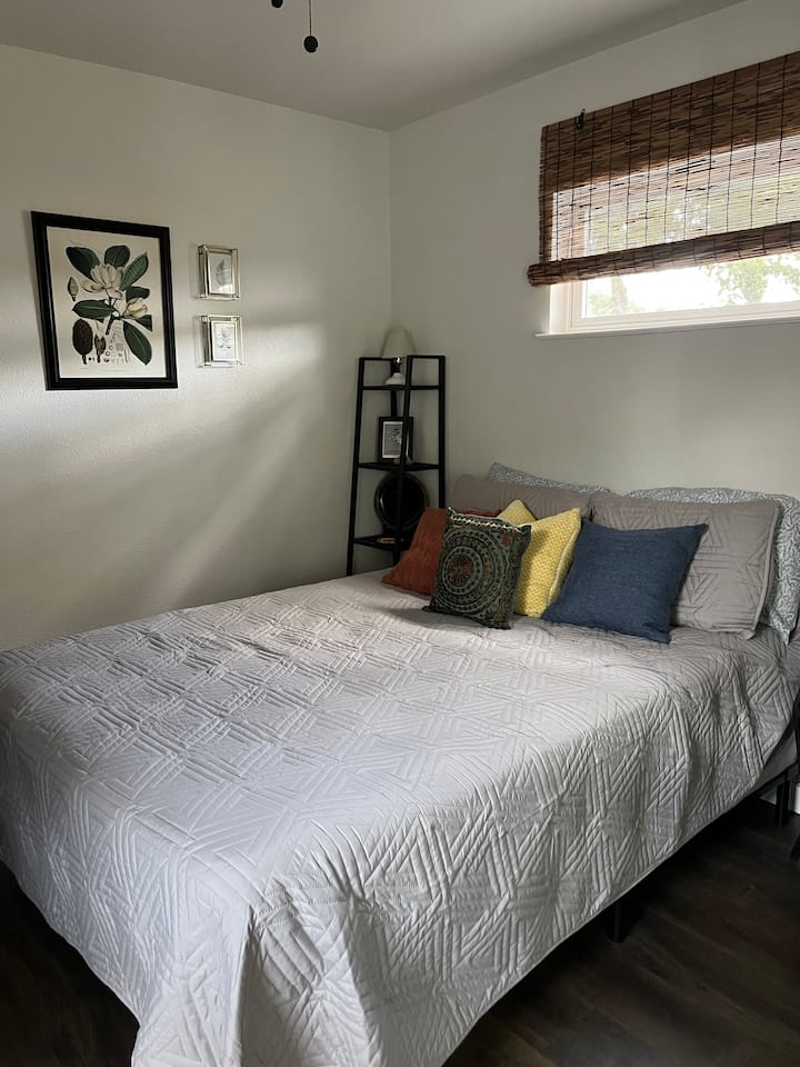 Bluebonnet Suite W/ Laundry & Self-check In - Austin, TX
