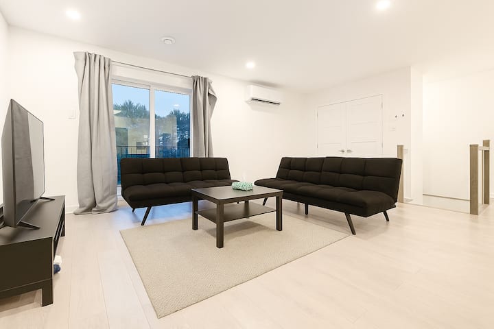 Spacious 3br Stay | Bright, Quiet & Well-located - Montreal
