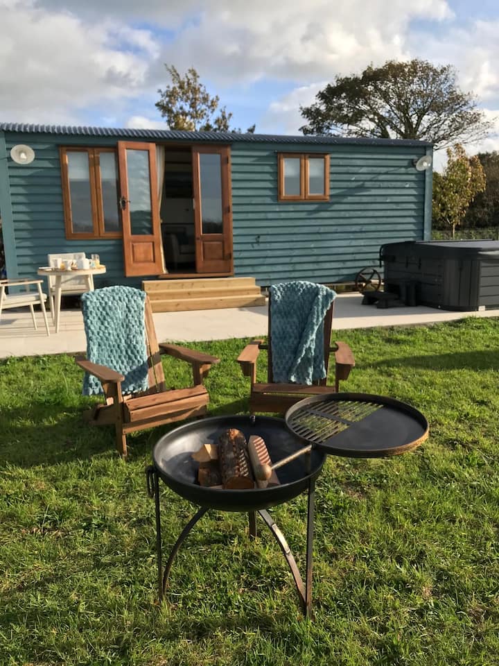Ty Beti At Gorlan Yr Efail, Luxury Shepherd’s Hut - Anglesey