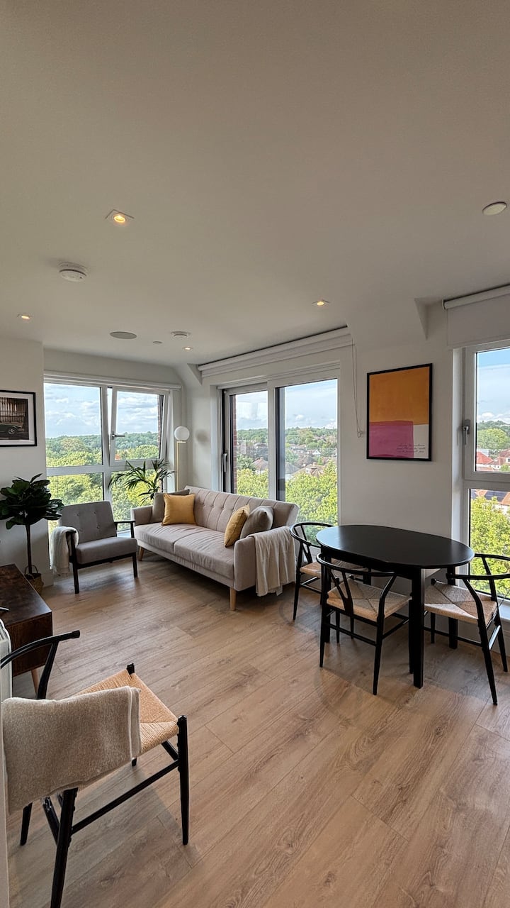 New Modern Oasis: Stunning View & Free Parking - 킹스턴