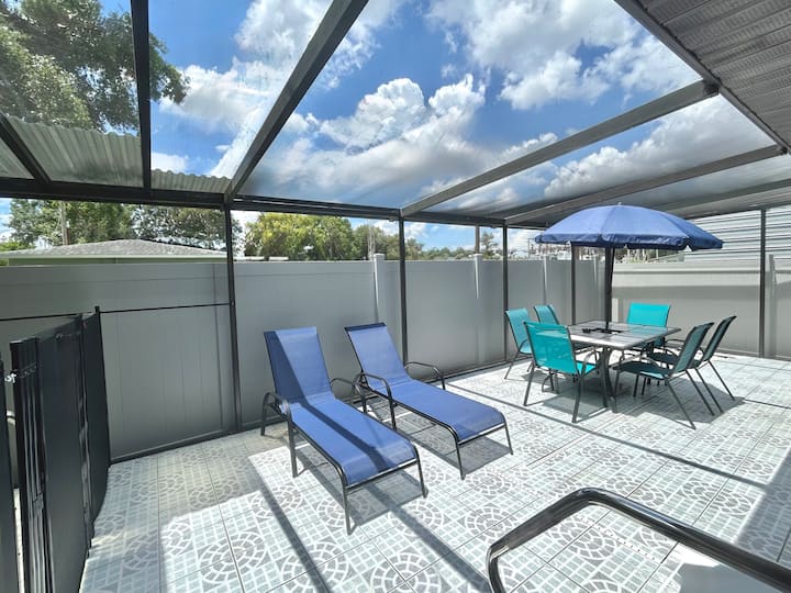 Home W/ Dipping Pool • Walk To Stadium • No Fee - Tampa, FL