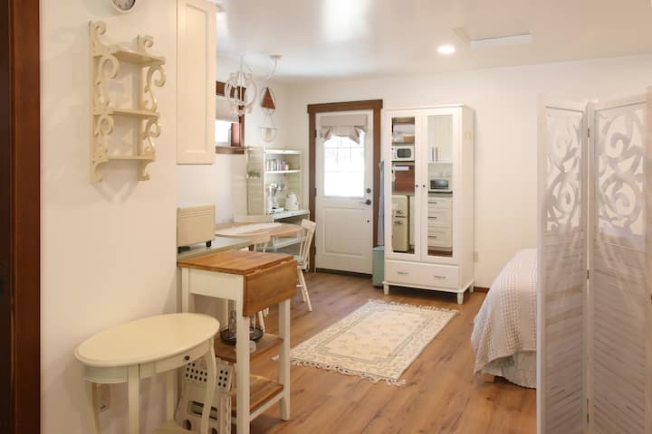 Sanctuary Garden Cottage - Edmonds, WA