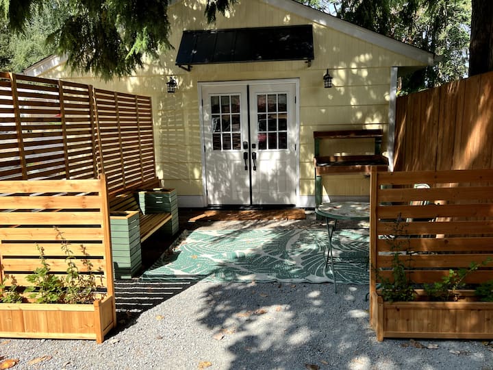 Sanctuary Garden Cottage – Cozy Private Escape - Edmonds, WA