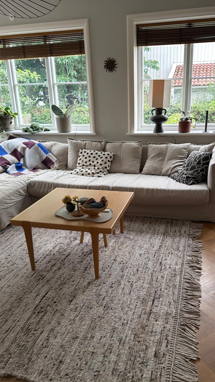 Mysigt Hus Med Uppvärmd Pool, Växthus Och Utekök. - Stockholm