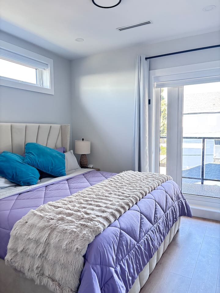 Top Floor A/c King Bed Ensuite & Balcony - Vancouver