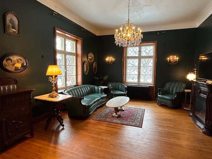 Charme Tudor Au Cœur De Sherbrooke - Sherbrooke