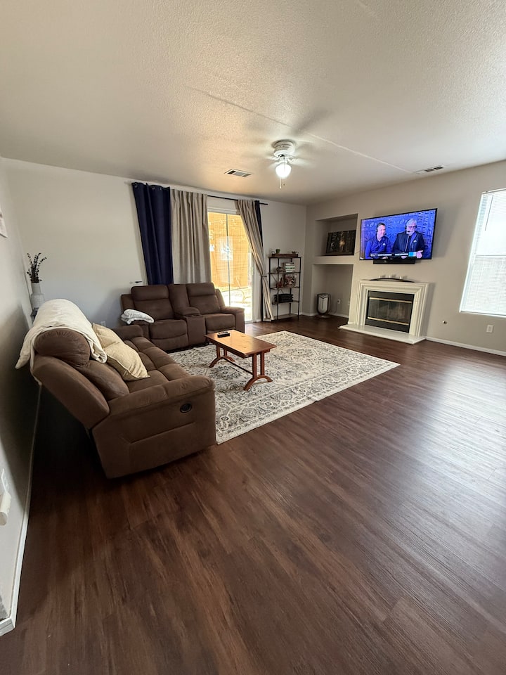 Charming Home Near Downtown - Visalia, CA