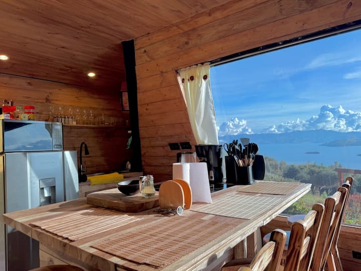 “Pirámide Mágica Con Vista Frente Al Lago De Tota” - Aquitania