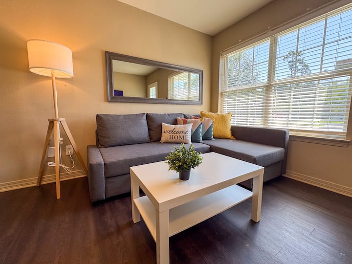 3 Bedroom Home W/ 7 Beds • Kitchen + Fast Wifi - Gulfport, MS