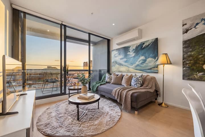 Sunset Skyline Luxury 2b Gem | Pool & Gym, Parking - Williamstown