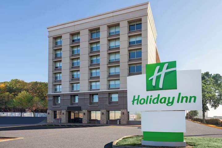 Close To Oakbrook Center + On-site Dining & Pool - Melrose Park, IL