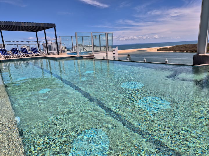 Beachside Caloundra | Rooftop Pool + Coastal Views - Caloundra