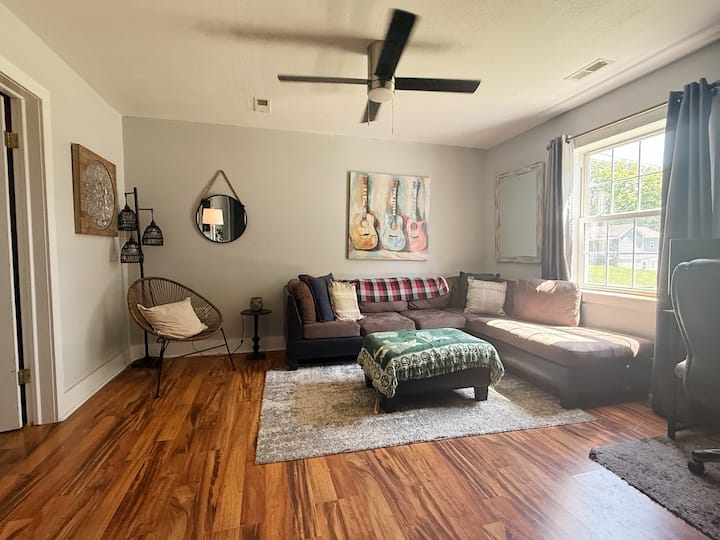 Cozy Cottage, Pet Friendly! - Maryville, MO