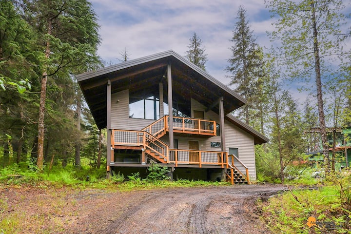 Woodsy Retro Cabin - Girdwood, AK