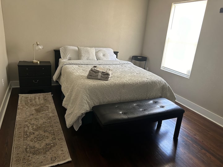 Comfortable Queen Room & Bath - Jacksonville, FL