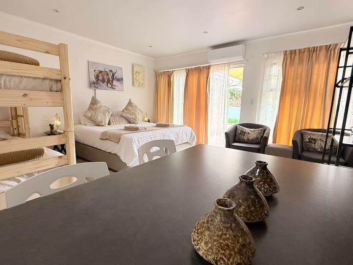 Neat Modern Spacious Close To N1 - Bloemfontein