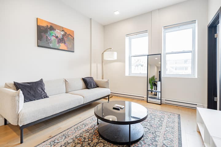 High-end • 2 Bedrooms + Private Indoor Parking - Montreal