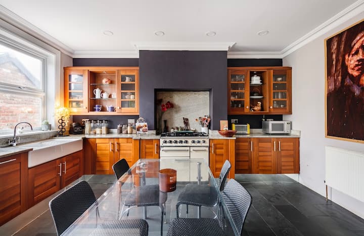 Copper Beech Victorian Home - 샐퍼드