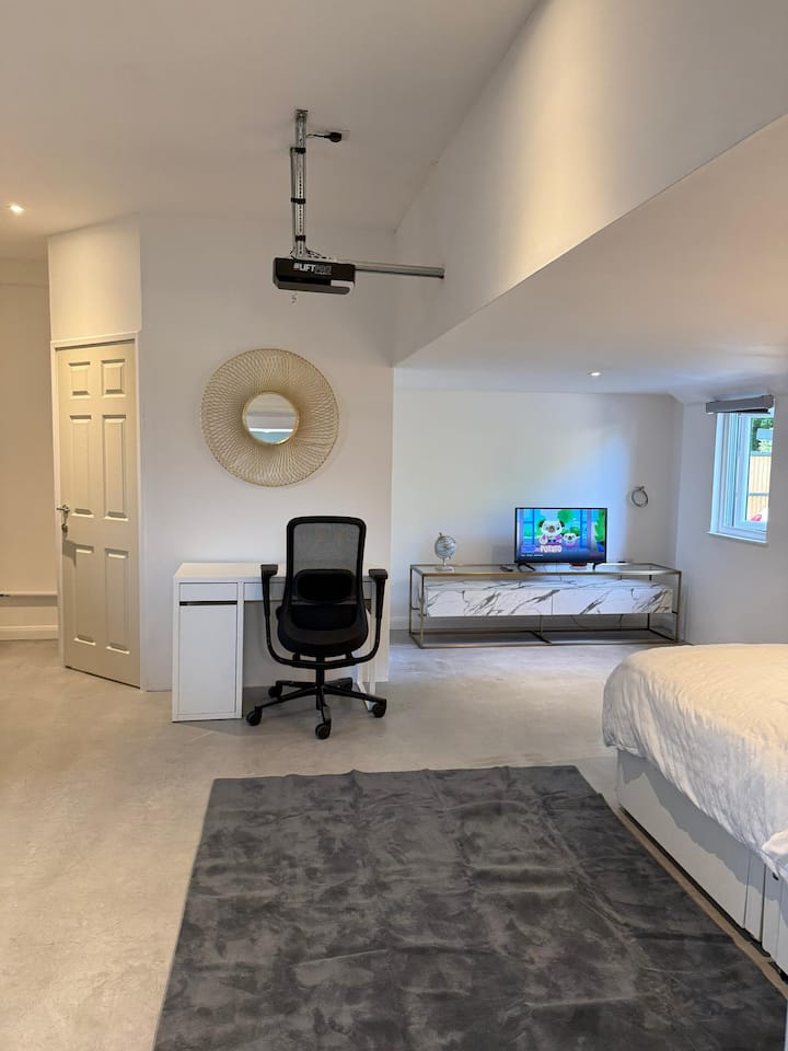 A Spacious Self-contained Room - Crawley