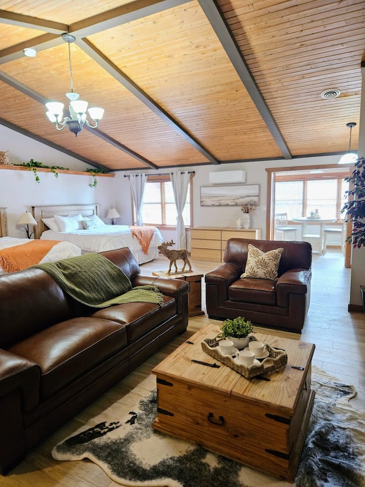 Luxury Chalet + Spa Access | 2 Kings & Fireplace - Bathurst, NB