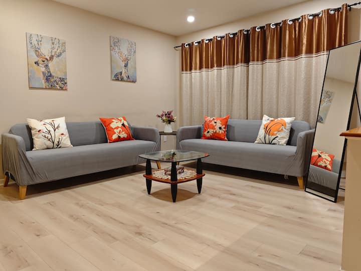 Cozy 4 Br Retreat, 20 Min To Mtl, Backyard&parking - Brossard