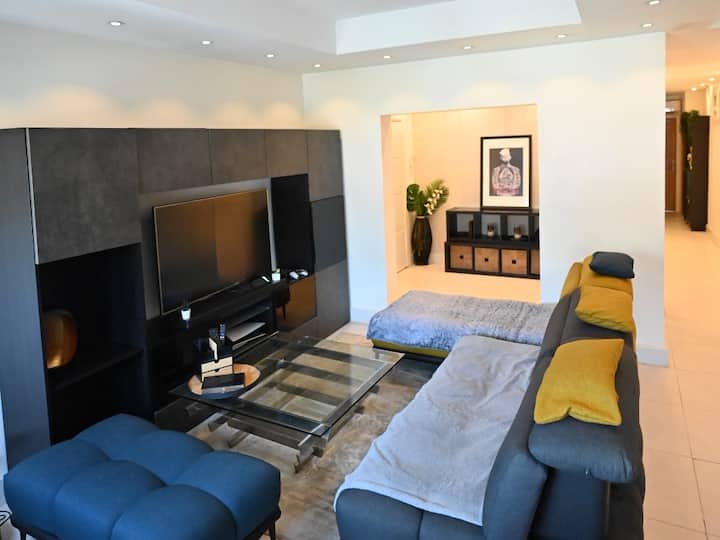 * *Apparemment 
Lumineux & éLégant 
De Toulon * * - 툴롱