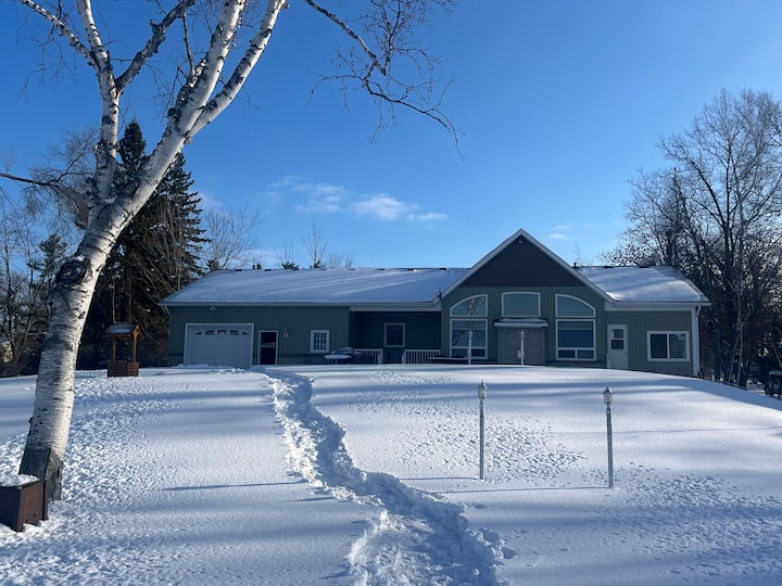 Lakeside Cottage Getaway - Kawartha Lakes