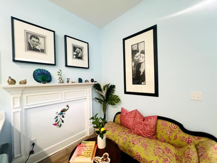 Beach Bliss: Hollywood Themed Stay For 4! - Oak Island, NC