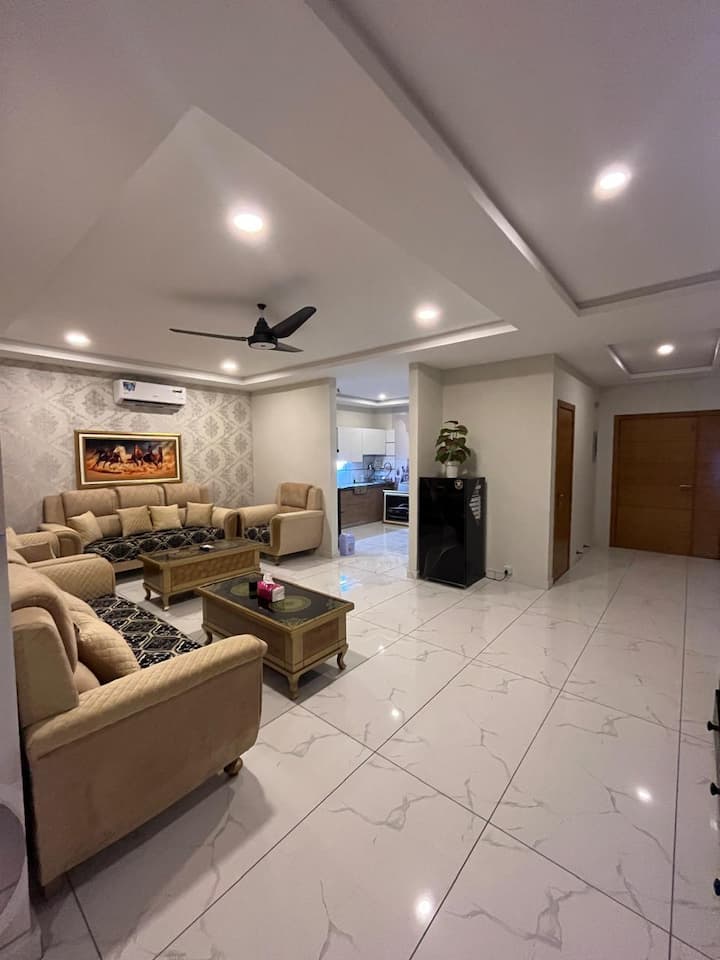Modern Central 3br | 4 Beds | Prime Spot - Pakistan