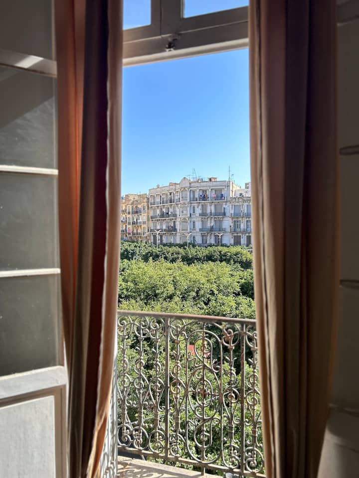 Immeuble Colonial Le F4 Authentique Au Cœur D’oran - Oran