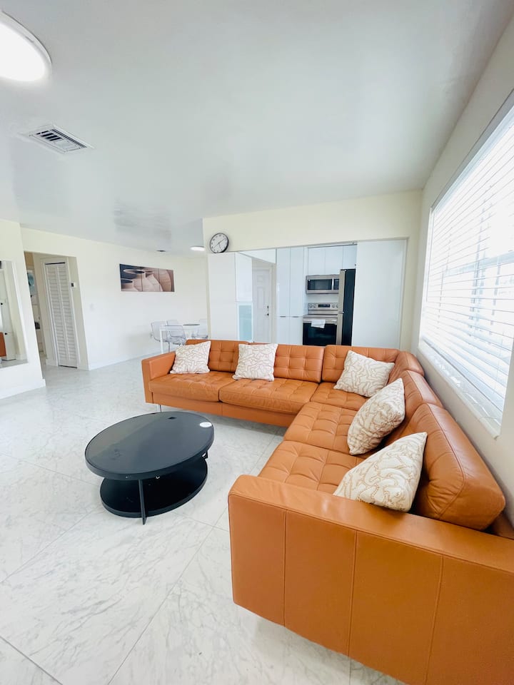 Comfortable Vacation Home Away From Home - Pembroke Pines, FL