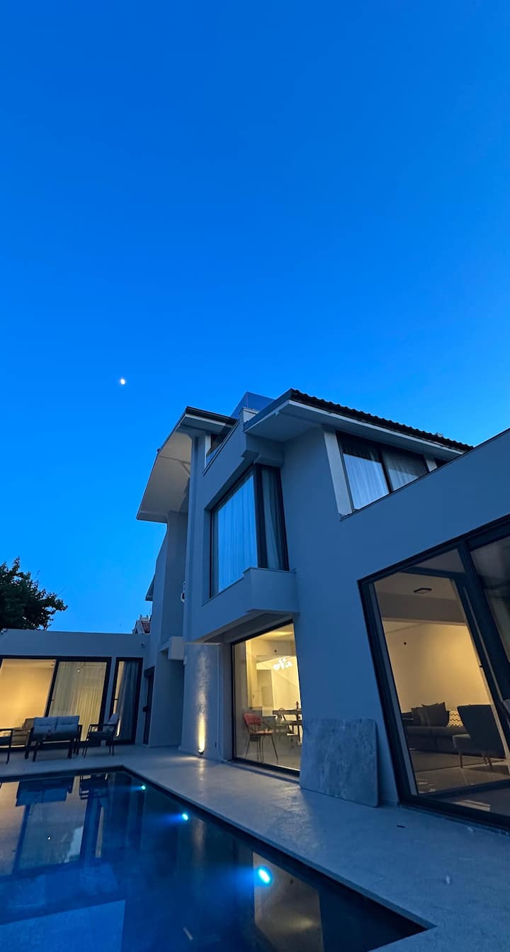Merkeze Yakın Lüks Villa - Alaçatı