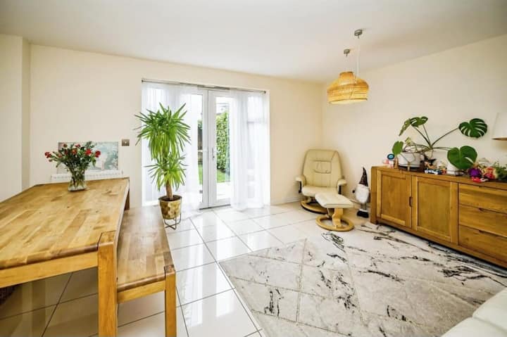 Spacious 4 Bedroom In Aylesbury - Aylesbury