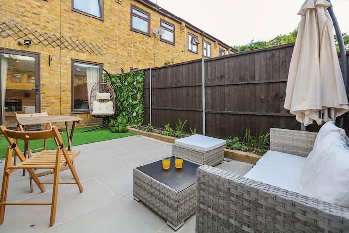 Bold & Beautiful | Entire House, Garden & Parking - Victoria Station - London