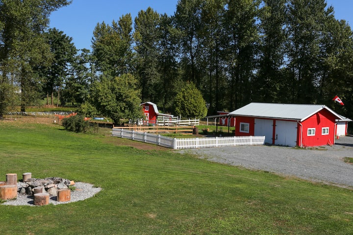 The Cozy Cabin Vibe -Nature, Animals & Views - 애보츠포드