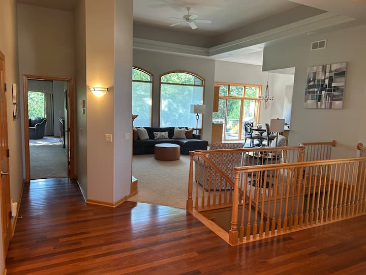 Executive Home - Spacious, Relaxed Space - Blaine, MN