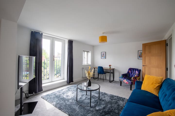 Modern 2br Apartment Woking Parking & Long Stays - Woking
