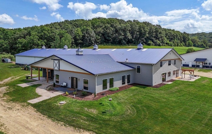 The Zoo Barn! Pool, Hot Tub, Bball/pkbl, Theater - Governor Dodge State Park, Dodgeville
