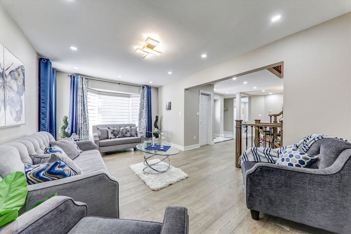 Spacious 5-bdrm Holiday Home For Holiday Getaway - Pickering