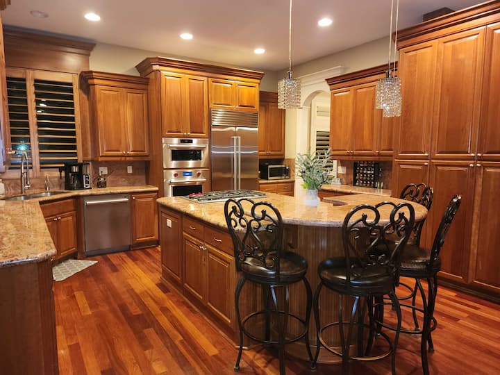 Forest Retreat With Theater & Sauna - Happy Valley, OR