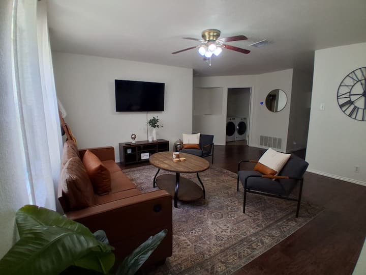 Great Location+ Backyard+comfort+spacious+retreat - Cedar Park, TX