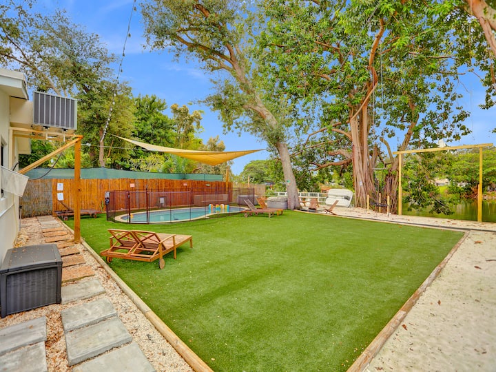 Lakefront Home| Heated Pool | Kayaks & Outdoor Fun - Miramar, FL