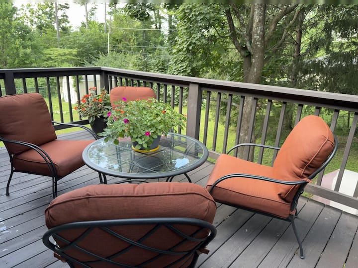 Stadium Stroll Main Level Sleeps 8 King+2 Full - Bloomington, IN