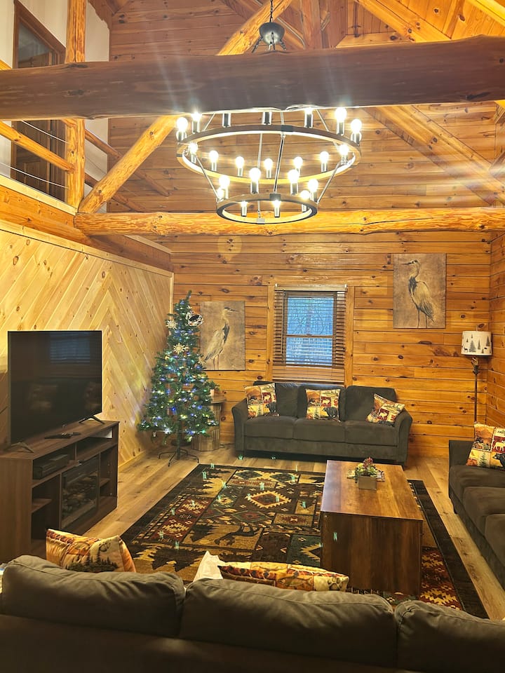 Winter Bliss | Spacious Cabin: Hot Tub, Game Rm - Logan, OH
