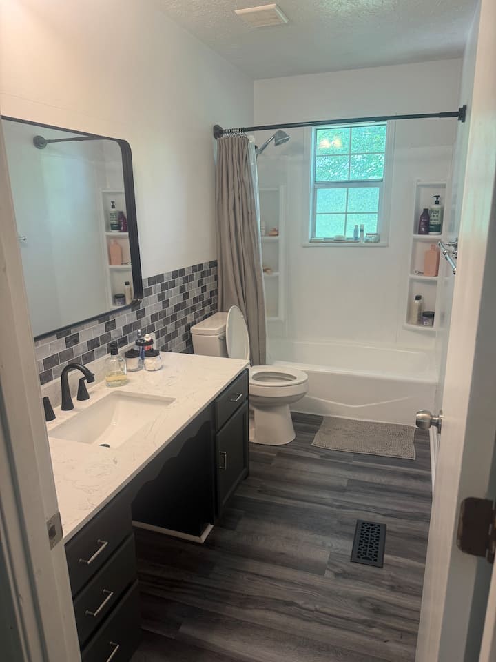 Quiet, Clean, Central Midterm - Lexington, KY