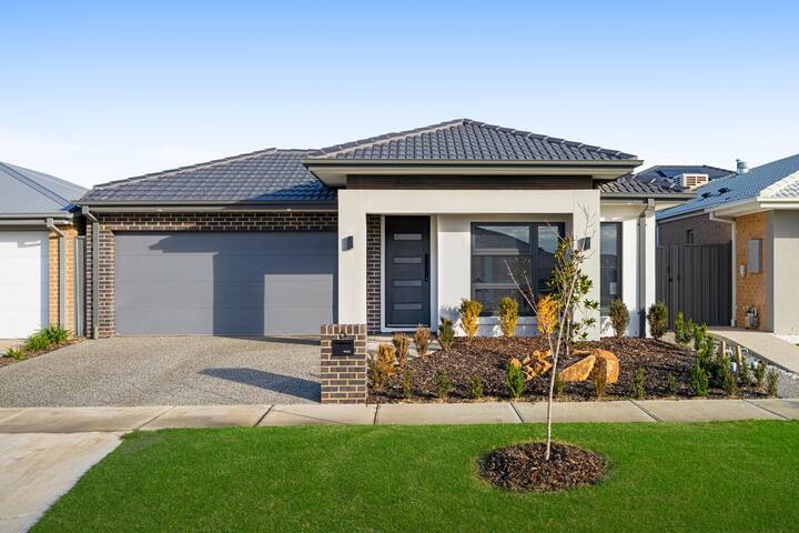 Brand New, Full Furnished Luxury Home In Clyde - Melbourne