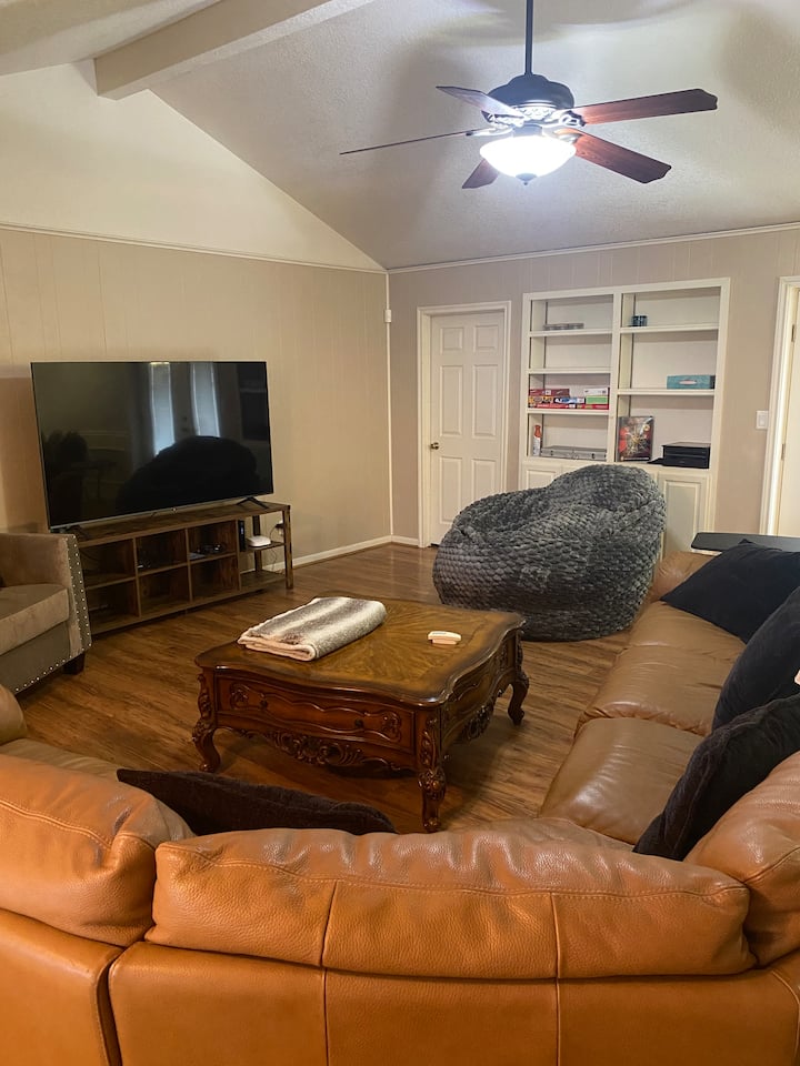 Beach Retreat Farmhouse - Bay City, TX