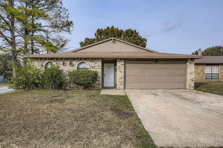 Newbury Retreat ~ 4br, 2ba Arlington Getaway - Arlington, TX