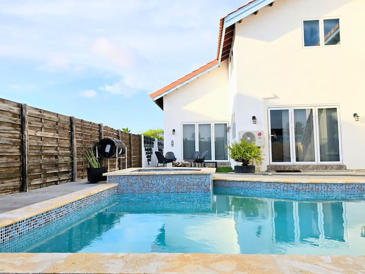 3-bedroom Home With Private Pool Near Palm Beach - Aruba