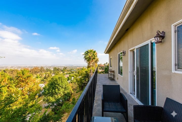 Hilltop Views! Large 5br Home + Private Guesthouse - Downey, CA